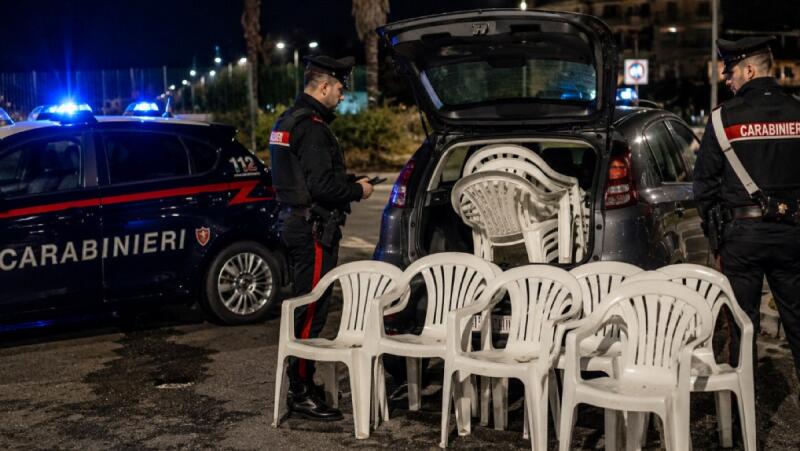 Ruba 12 sedie dal gazebo di un bar - il Fatto Vesuviano